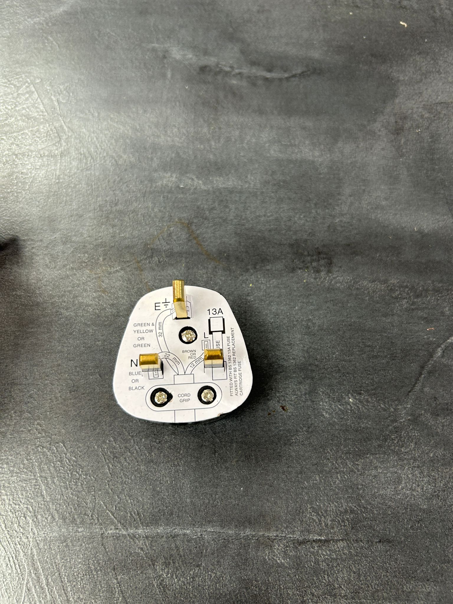 3 Pin Plug 13 Amp Black – ALICE ELECTRICAL SUPPLIES